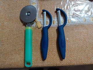 Set di 2 pelapatate e un tagliapizza