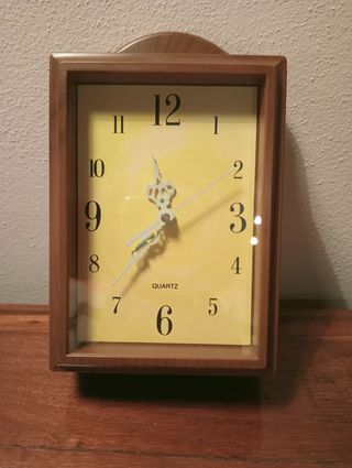 Orologio da muro con vano portachiavi