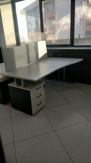 Scrivanie ufficio con cassettiera