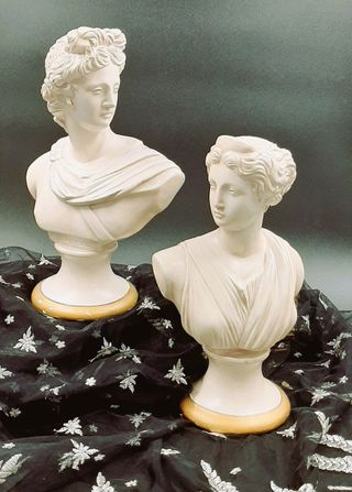 Coppia di busti in gesso decorativi Apollo e Diana