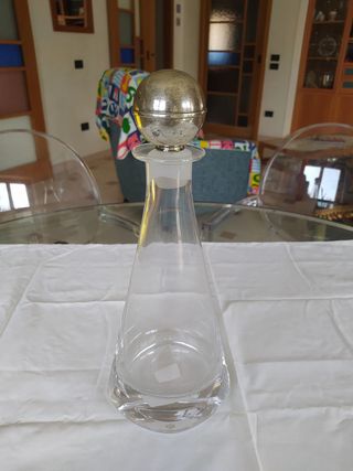Bottiglia di cristallo con tappo in argento.