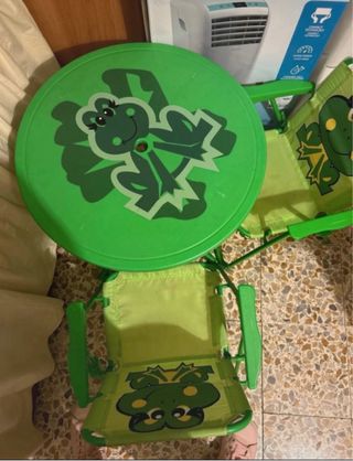 set: tavolino, con due sedie e ombrellino