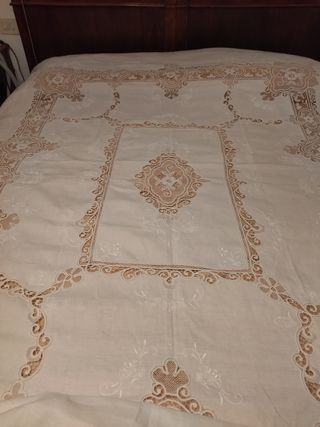 Copriletto antico ricamato a tombolo