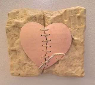 CUORE CUCITO scultura in pietra