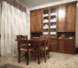 Soggiorno in noce con tavolo e sedie