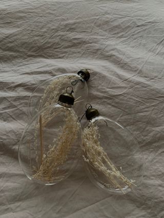 palline di vetro con fiori secchi