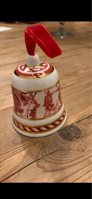 campana in ceramica bianca con decorazioni