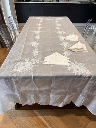 tovaglia ricamata a mano