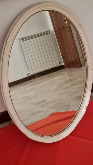 Specchio ovale con cornice in legno