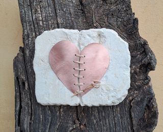 Cuore Cucito scultura in pietra