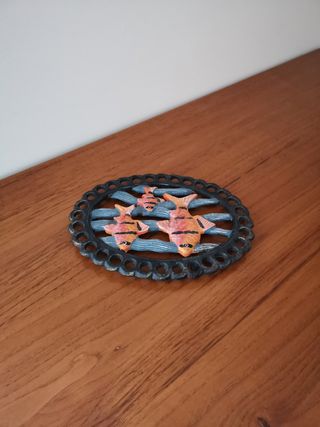 sotto pentola con decoro di pesci