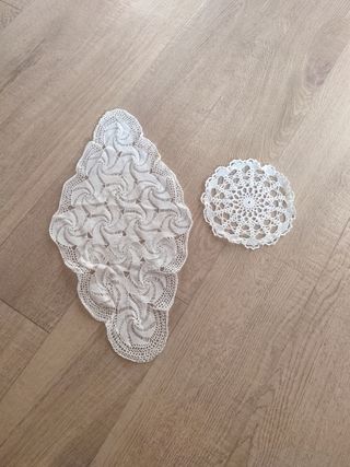 2 centrini cuciti a mano vintage