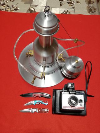 Lampadario fotocamera e coltelli