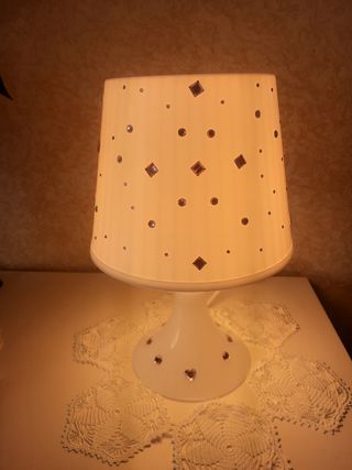 Paralume bianco con pietre rosa