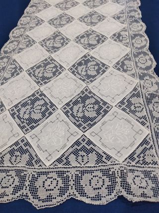 Striscia file tutta ricamata a mano