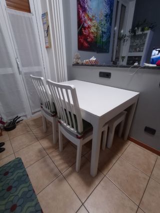 Tavolo con sedie e panca