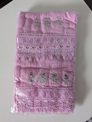 Set spugna ricamato in Puro Cotone tutto rosa
