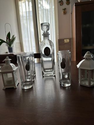 Bottiglia  con bicchieri