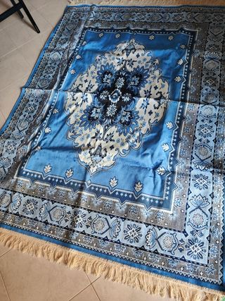 Tappeto nuovo blu con frange