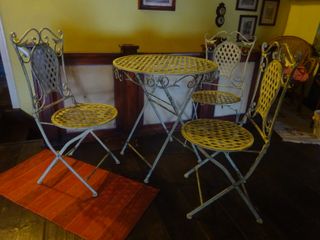 Tavolino circolare in ferro battuto con 3 sedie