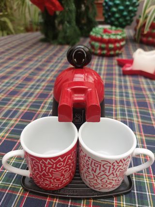 Caffettiera con due tazzine