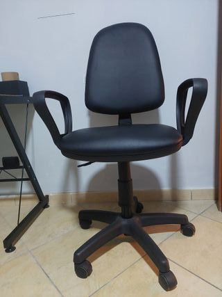 Sedia girevole in pelle nera