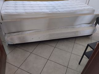 Due letti singoli in legno con letto estraibile