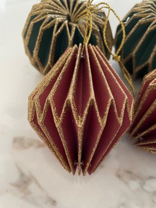 palline di carta verdi e rosse