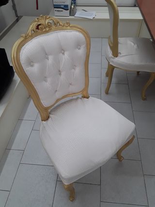 Sedia con rifiniture color oro