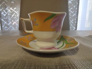 Tazzine da caffè e piattini in ceramica