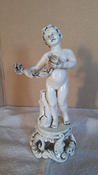 Putto con coroncina