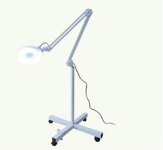 lampada con lente d’ingrandimento