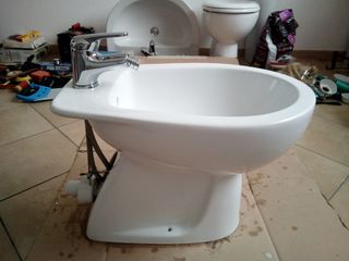 Sanitari, wc, bidet, lavabo.