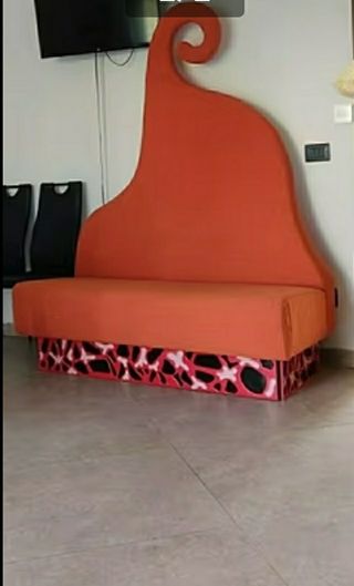 Divano in  tessuto ,disegno particolare