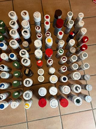 Vendesi stock di 120 bombolette spray nuove scadut