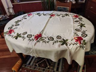 Tovaglia riccamente ricamata