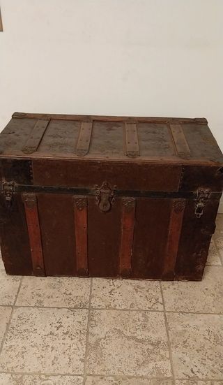 Baule coloniale in legno e metallo