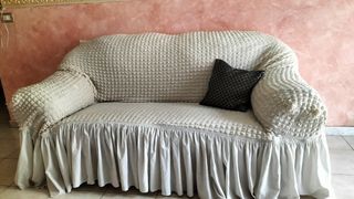 Vendo due divani in ecopelle uno 3 posti