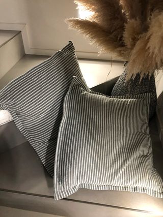 coppia di cuscini a righe in rilievo