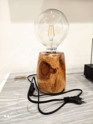 Lampada realizzata a mano in ulivo