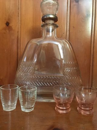 Set bottiglia di vetro e bicchierini