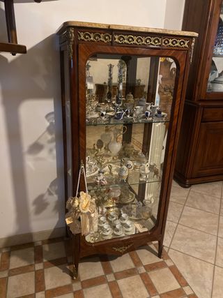 Vetrina in stile Luigi XV con bronzi dorati