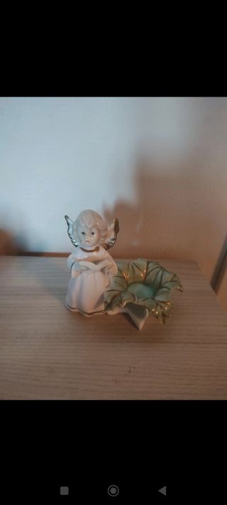 Angelo porta candela con foglia