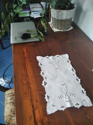 Centrino vintage ricamato a mano