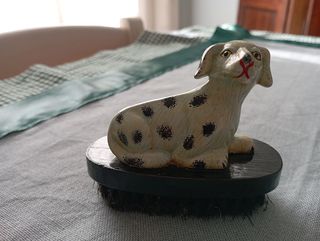 Lustrascarpe con piccola statua canina, in legno