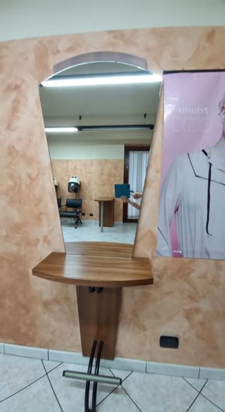 Postazione da parrucchiera con specchio