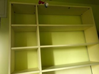 libreria con scrivania laccata gialla