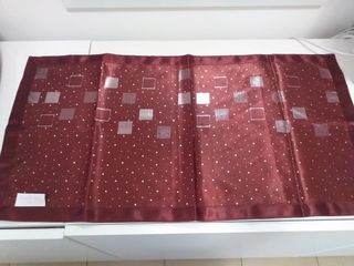 Set runner bordeaux.
