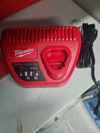 Carico batterie milwaukee