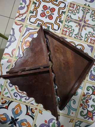 Antiche mensolette angolari in legno